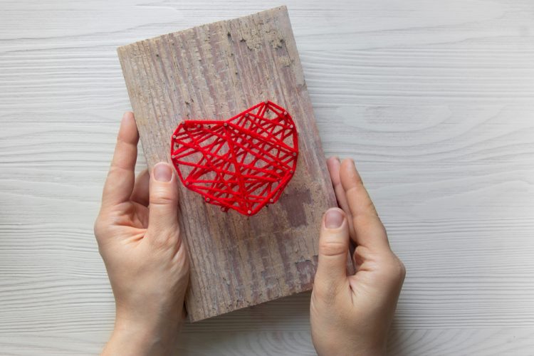 DIY : fabriquer un coeur en fil rouge