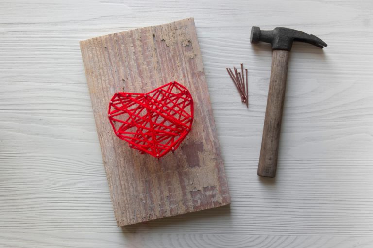 DIY : fabriquer un coeur en fil rouge